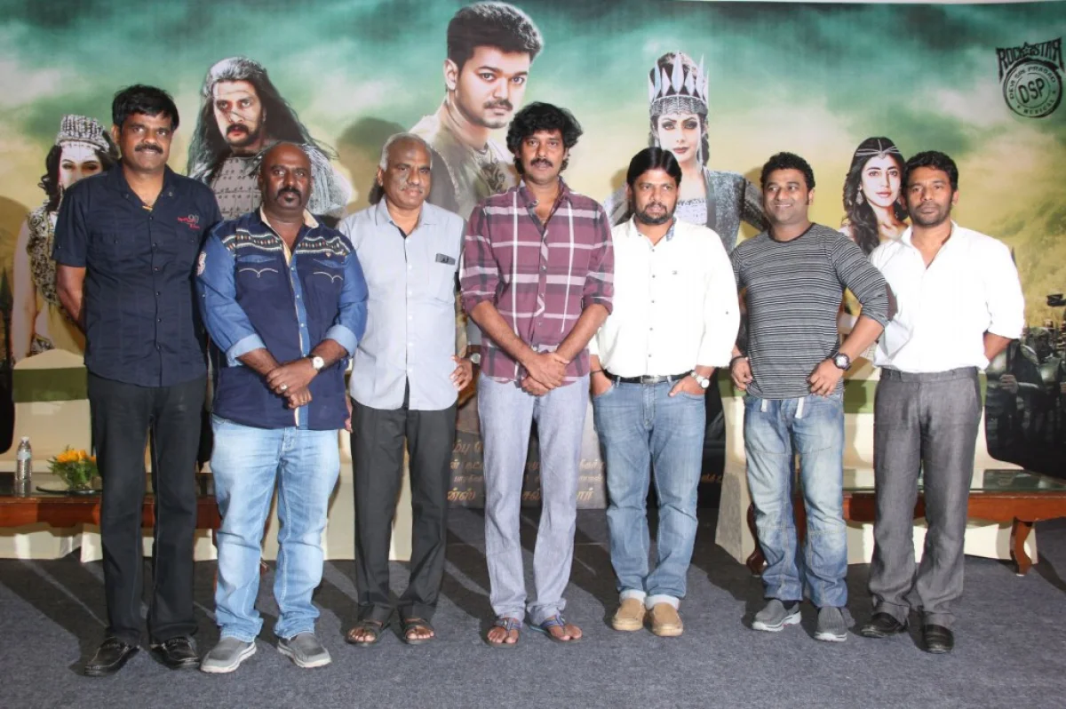 விஜய் நடிப்பில் உருவாகிவரும் “புலி” திரைப்படத்தின் பத்திரிக்கையாளர்கள் ...