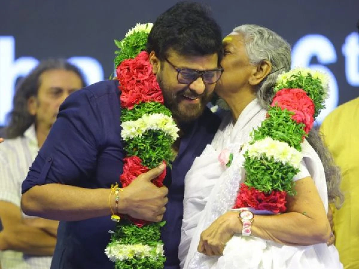 చిరును చూస్తే ఎవరైనా పడిపోవాల్సిందే... గాన కోకిల జానకి 'ముద్దు'గా ...
