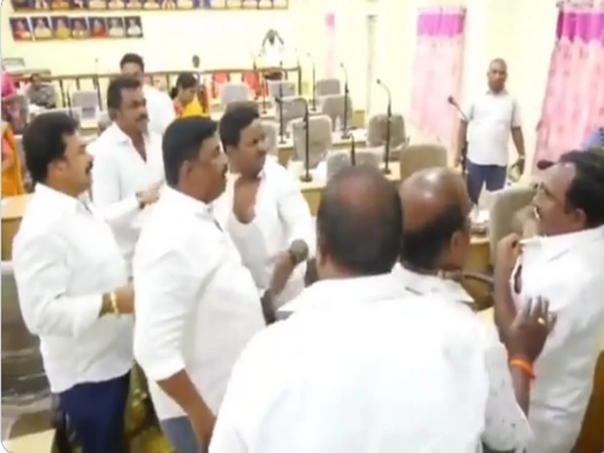 తెనాలి కౌన్సిల్ సమావేశం: చొక్కాలు చిరిగేలా కొట్టుకున్న వైకాపా, టీడీపీ ...