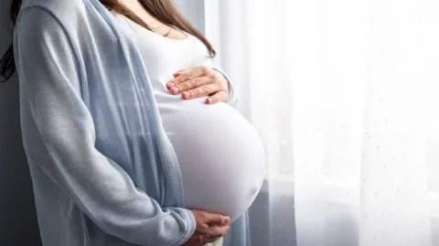 கர்ப்பிணியை நடுரோட்டில் இறக்கிவிட்ட ஆம்புலன்ஸ்.. சகதியுள்ள சாலையில் ...