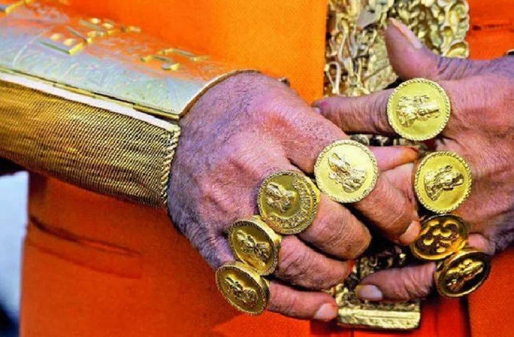 நகை கடையாக வலம் வரும் சாமியார் : பாதுகாப்பு கேட்டு மனு - Golden baba ...