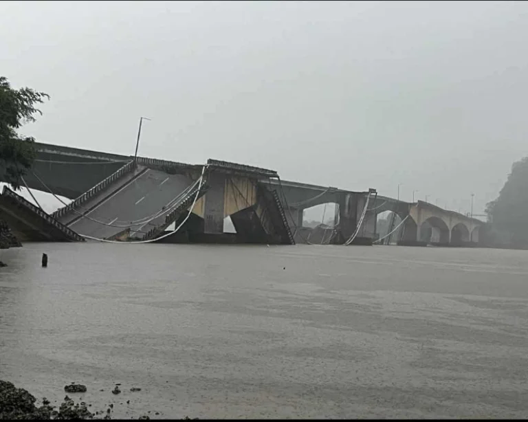Karnataka: Karwar-Goa Kali bridge collapses, lorry plunges into river ...