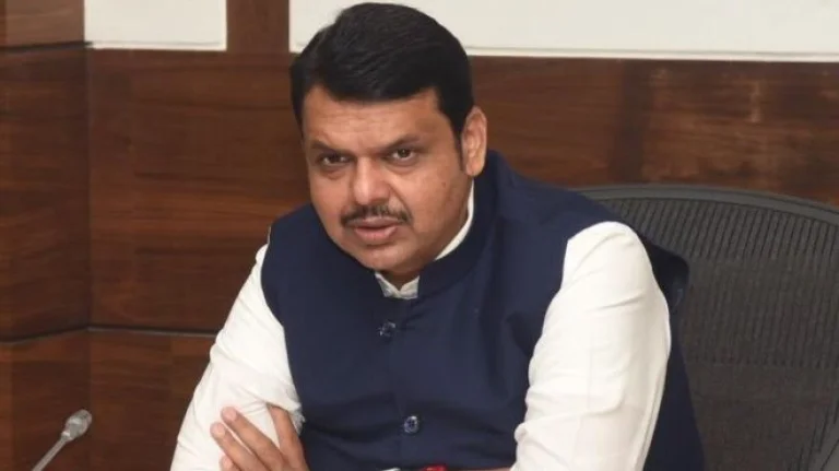 सरकार हिंदी लादत आहे म्हणत कवी हेमंत दिवटे यांनी राज्य पुरस्कार परत ...
