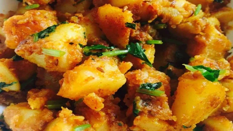उकडलेल्या बटाट्याची सुकी भाजी रेसिपी - Boiled Potato Dry Vegetable ...