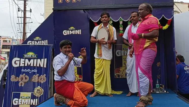 కరీంనగర్‌లో ఒగ్గు కథ షో ద్వారా కల్తీ చేసిన లూజ్‌ టీ పొడి పట్ల అవగాహన ...